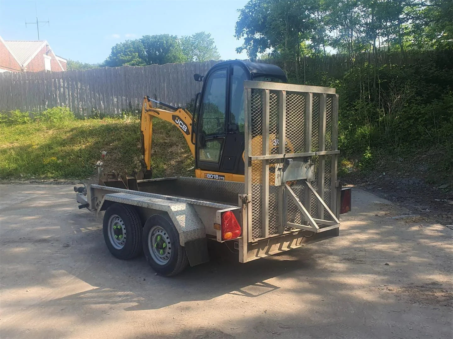 Mini pelle JCB 8018 / 1,8 TONNES / + Remorque Williams – Total Remorques