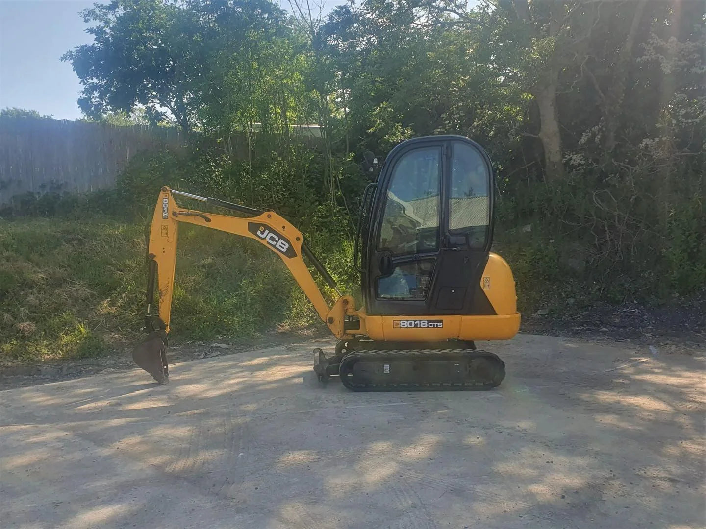 Mini pelle JCB 8018 / 1,8 TONNES / + Remorque Williams – Total Remorques