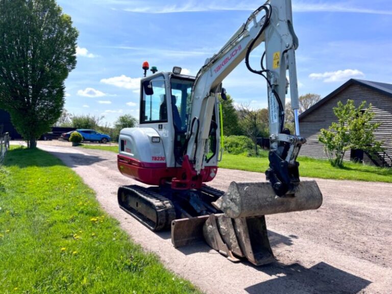 Mini-Pelle Takeuchi TB230 (2018) – Total Remorques